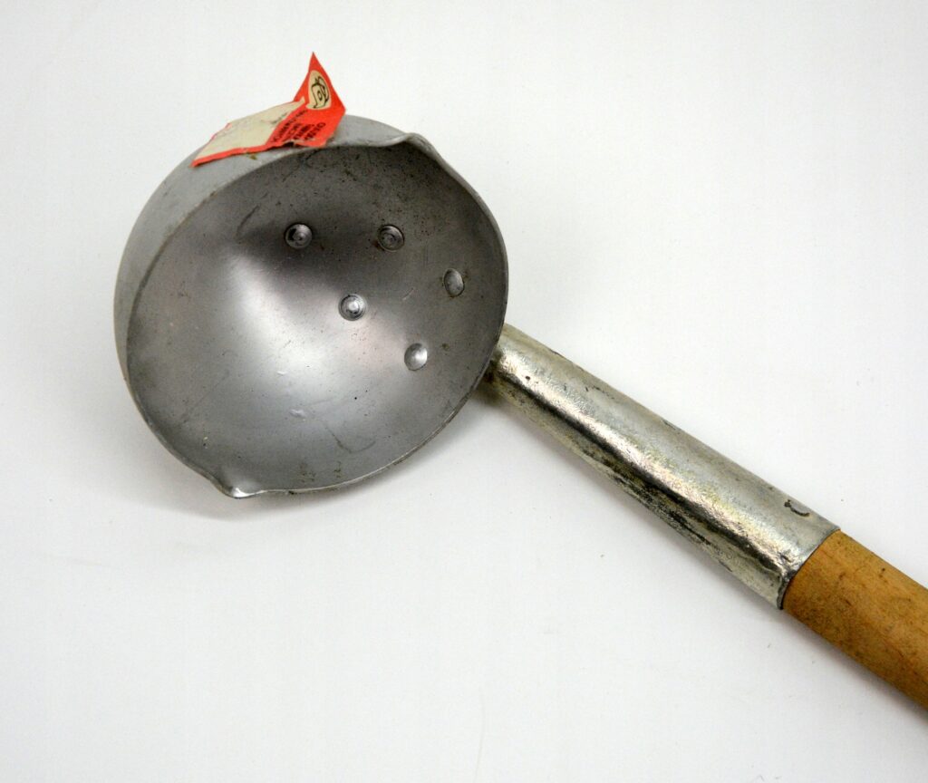 Chochla czerpak z drewnianą rączką 0,75l - GROTEX - Demobil, transport ...